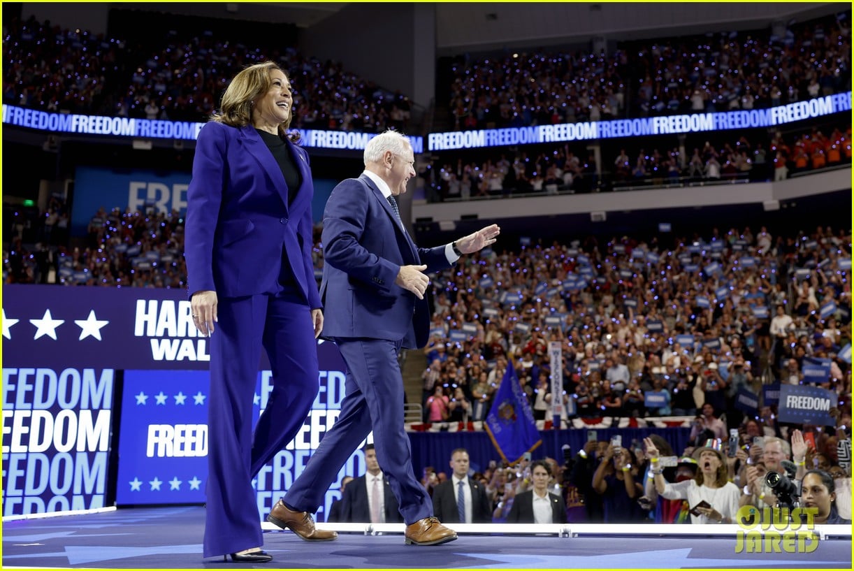 Barack & Michelle Obama Fire Up Crowd at DNC, Share Cute Moment on ...