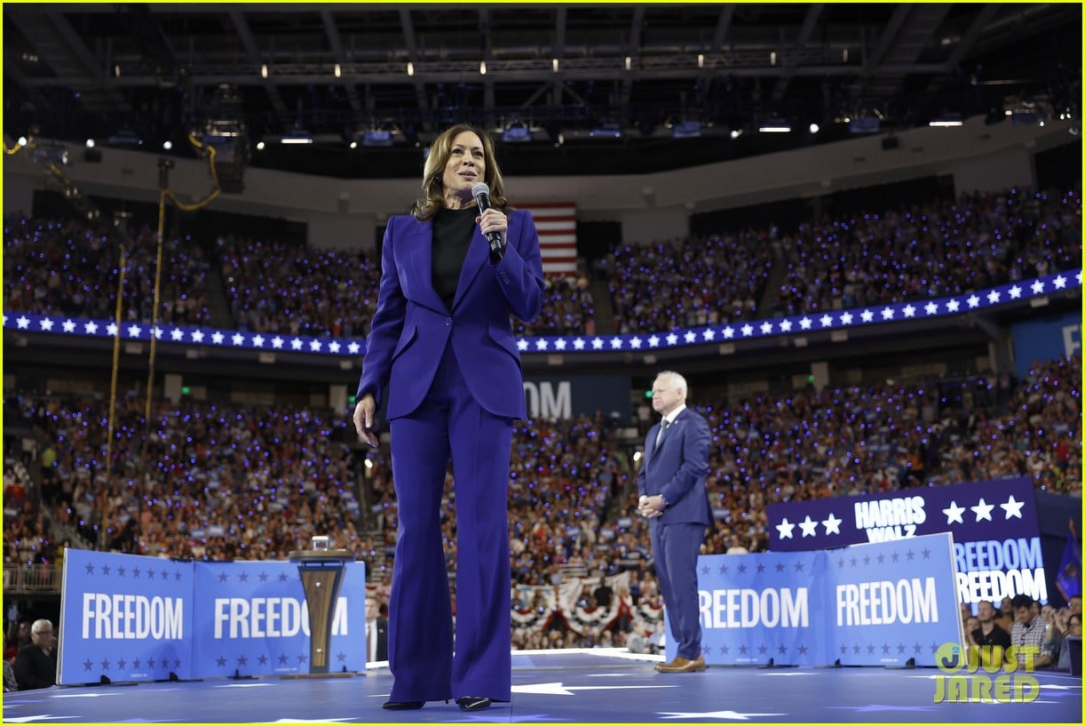 Barack & Michelle Obama Fire Up Crowd at DNC, Share Cute Moment on ...