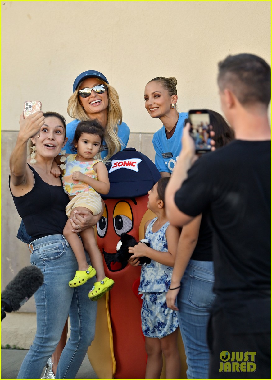 'Simple Life' Reboot Begins Filming: Nicole Richie Wears Hot Dog Suit ...