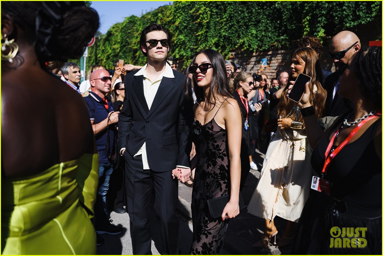 Olivia Rodrigo Supports Boyfriend Louis Partridge at 'Disclaimer ...