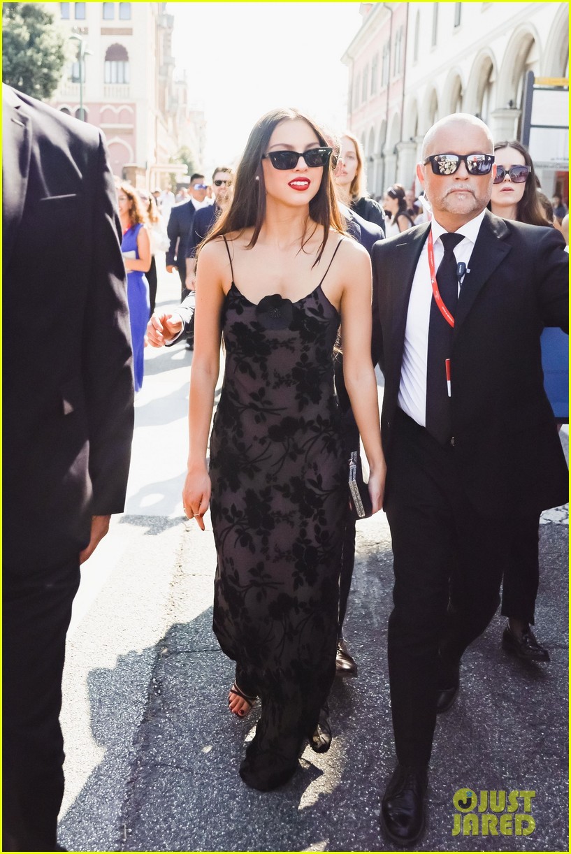 Olivia Rodrigo Supports Boyfriend Louis Partridge at 'Disclaimer ...