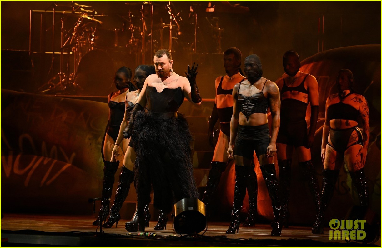 Sam Smith Shows Off Their One-of-a-Kind Stage Style in Bold Looks ...