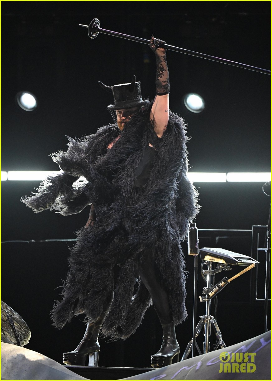 Sam Smith Shows Off Their One-of-a-Kind Stage Style in Bold Looks ...
