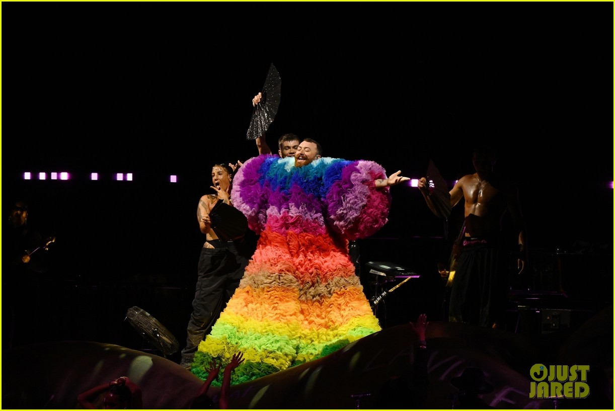 Sam Smith Shows Off Their One-of-a-Kind Stage Style in Bold Looks ...