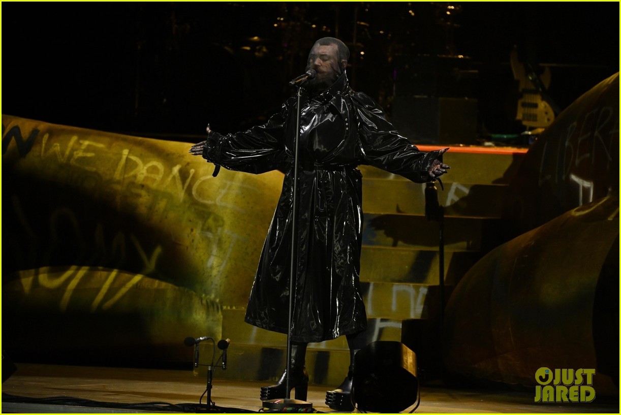 Sam Smith Shows Off Their One-of-a-Kind Stage Style in Bold Looks ...
