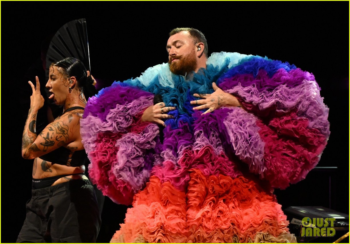 Sam Smith Shows Off Their One-of-a-Kind Stage Style in Bold Looks ...