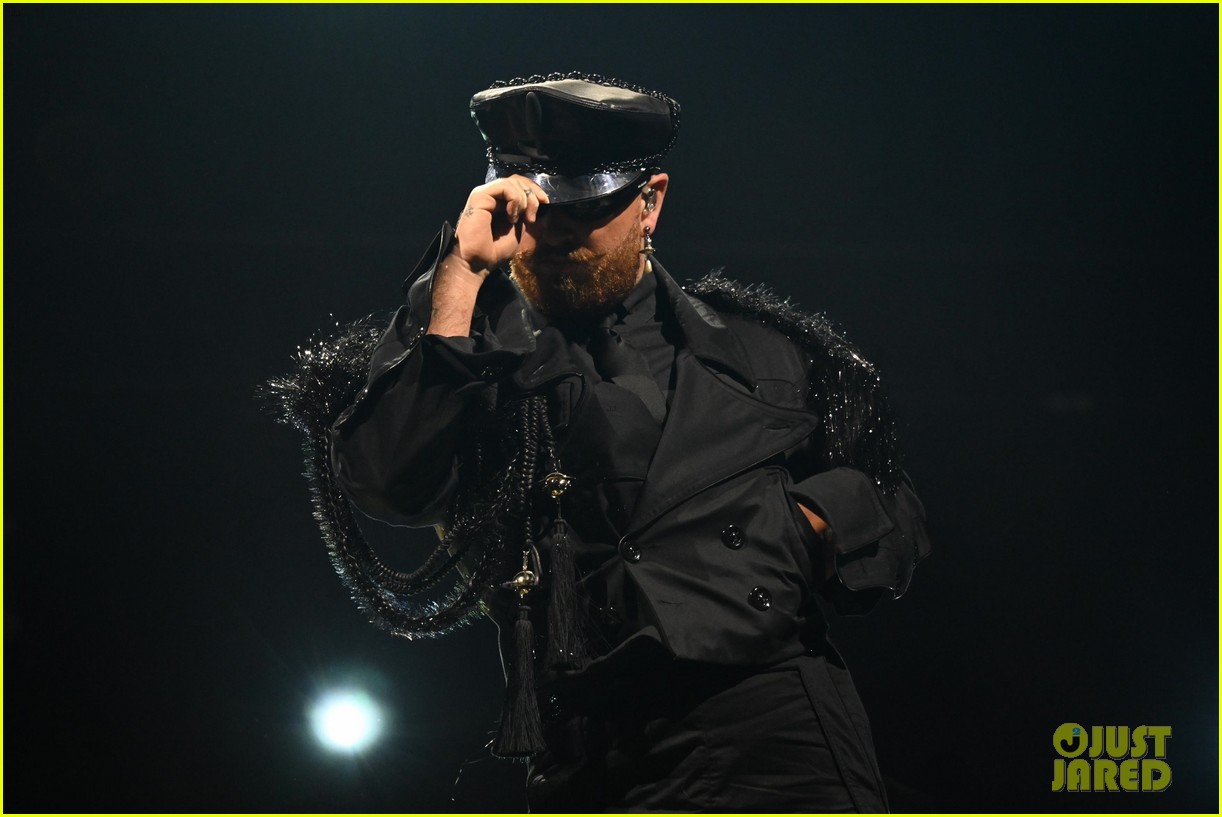 Sam Smith Shows Off Their One-of-a-Kind Stage Style in Bold Looks ...