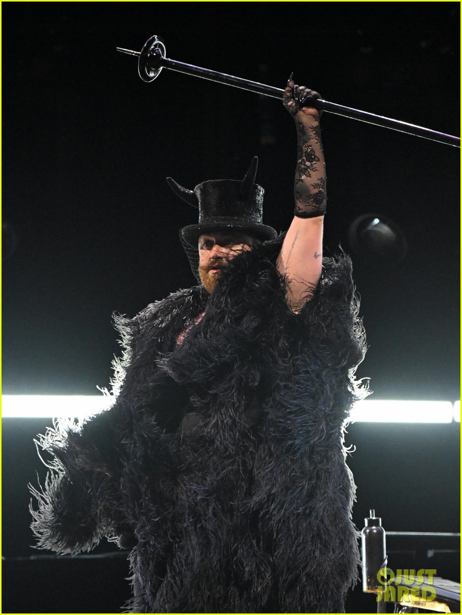 Sam Smith Shows Off Their One-of-a-Kind Stage Style in Bold Looks ...