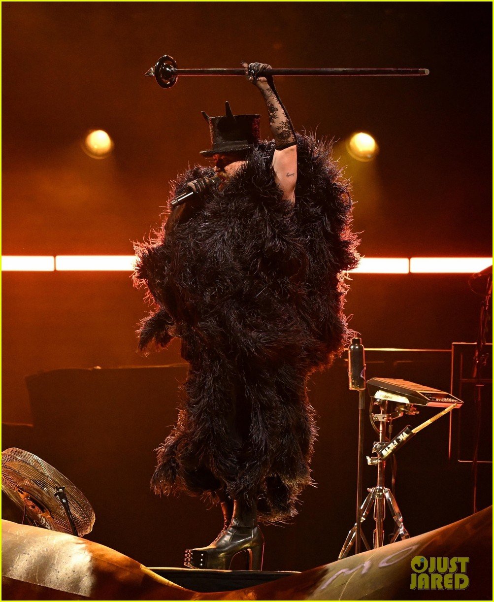 Sam Smith Shows Off Their One-of-a-Kind Stage Style in Bold Looks ...