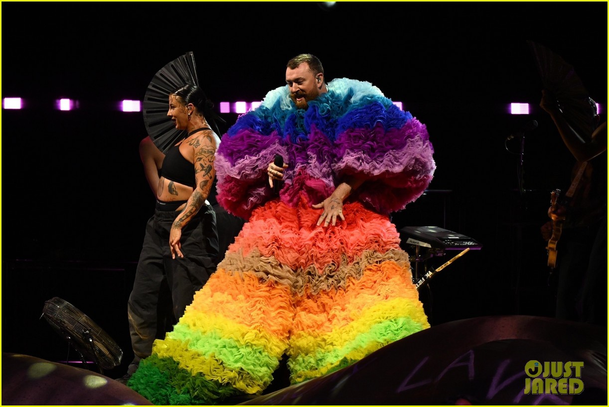 Sam Smith Shows Off Their One-of-a-Kind Stage Style in Bold Looks ...