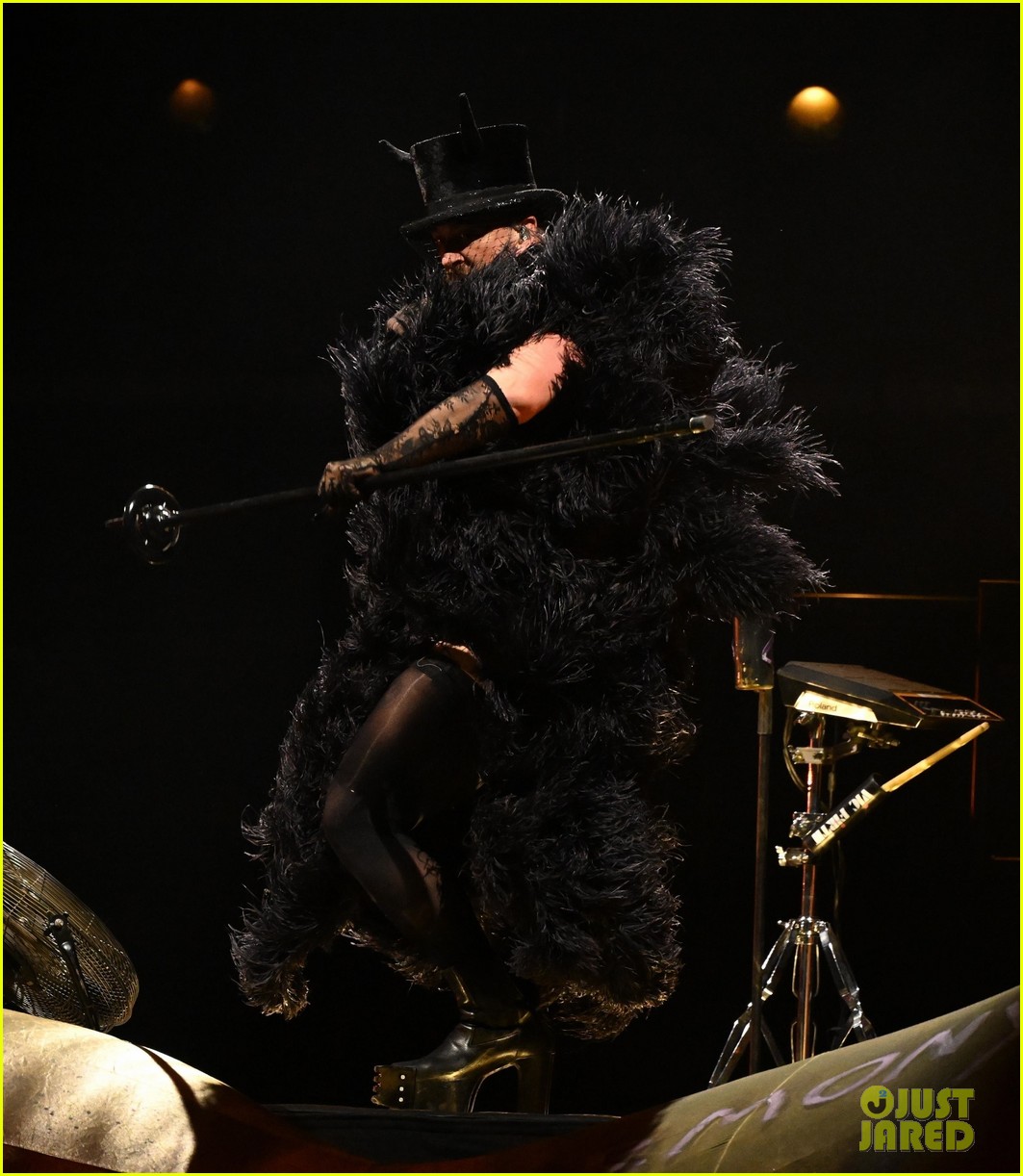 Sam Smith Shows Off Their One-of-a-Kind Stage Style in Bold Looks ...