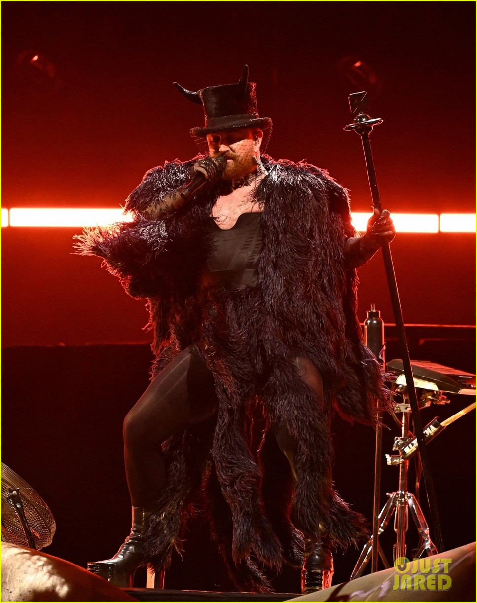 Sam Smith Shows Off Their One-of-a-Kind Stage Style in Bold Looks ...