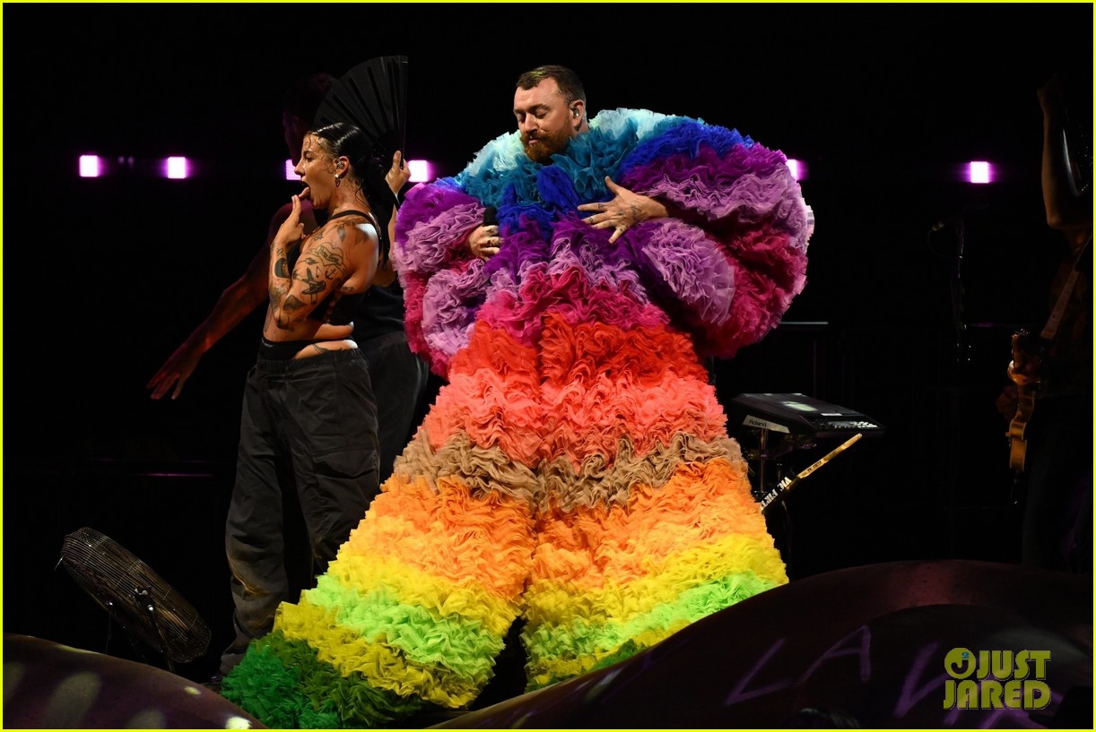 Sam Smith Shows Off Their One-of-a-Kind Stage Style in Bold Looks ...