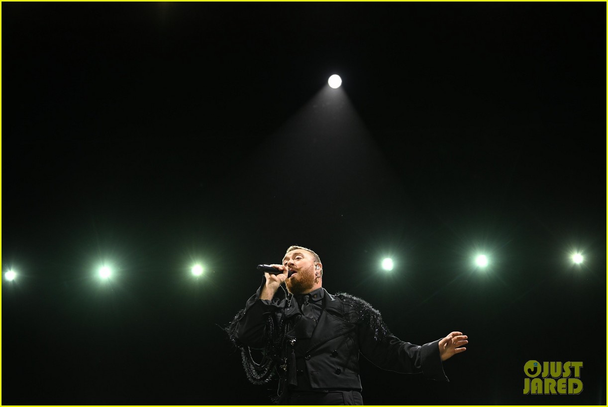 Sam Smith Shows Off Their One-of-a-Kind Stage Style in Bold Looks ...