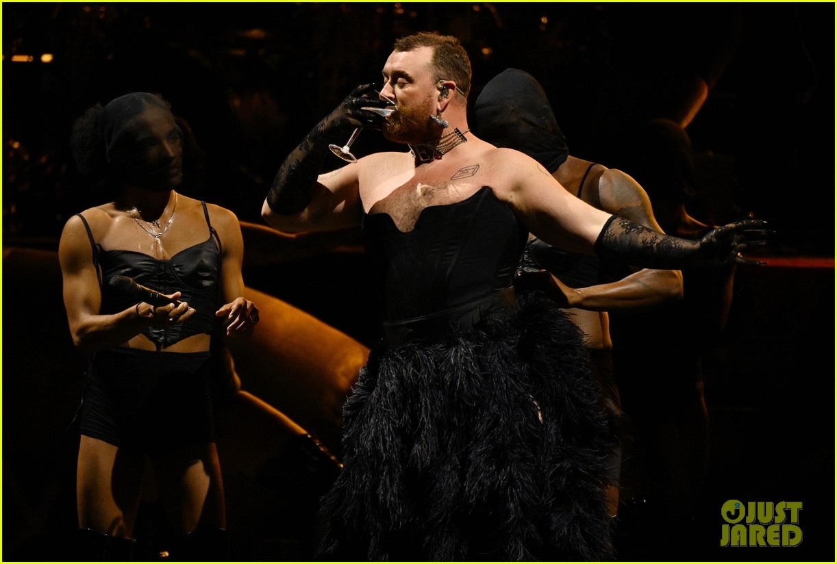 Sam Smith Shows Off Their One-of-a-Kind Stage Style in Bold Looks ...