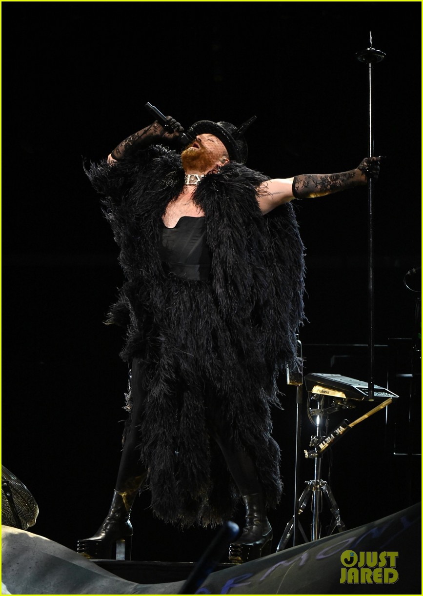 Sam Smith Shows Off Their One-of-a-Kind Stage Style in Bold Looks ...