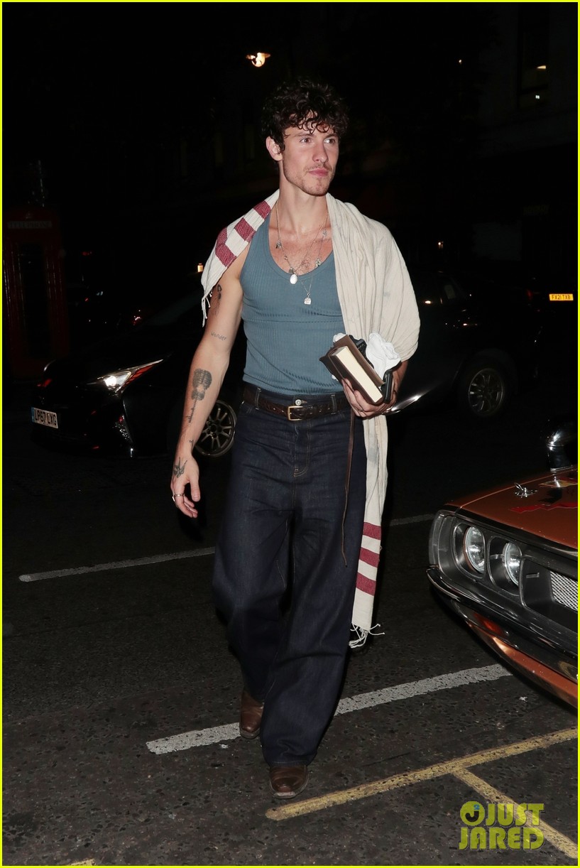 Shawn Mendes Returns to His Hotel After Night Out in London: Photo ...
