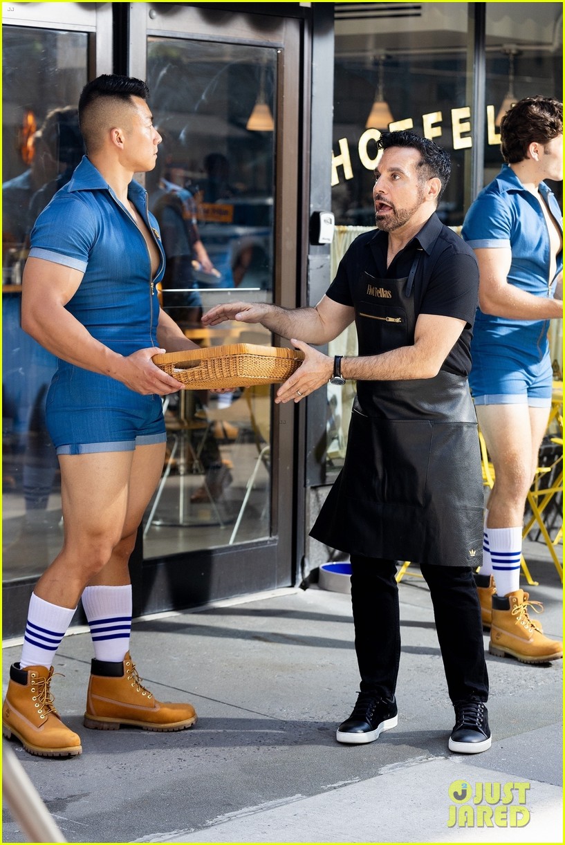 Sarah Jessica Parker Takes a Phone Call on Set of 'And Just Like That ...