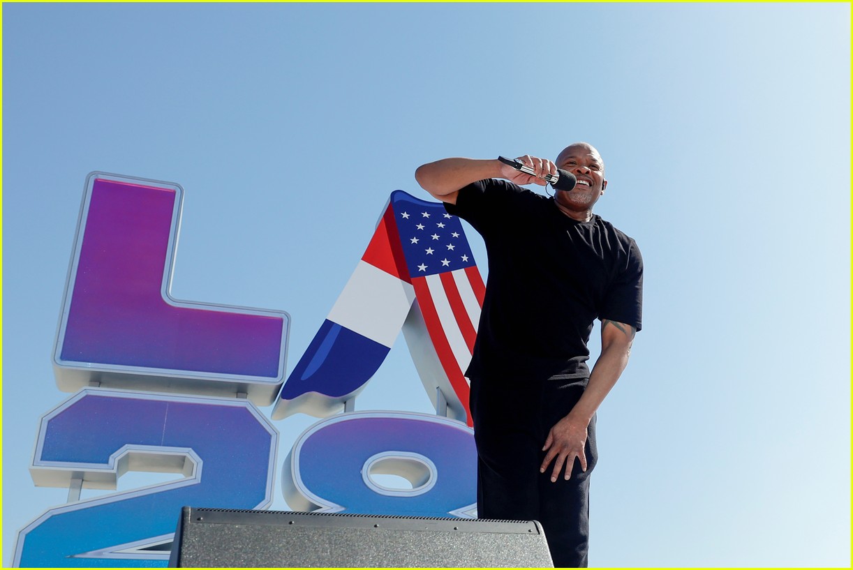 Snoop Dogg, Dr Dre & Red Hot Chili Peppers Perform Beachside During ...