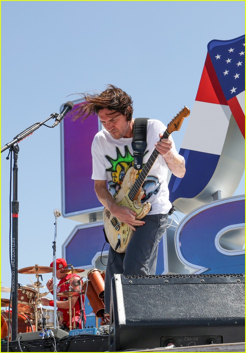 Snoop Dogg, Dr Dre & Red Hot Chili Peppers Perform Beachside During ...