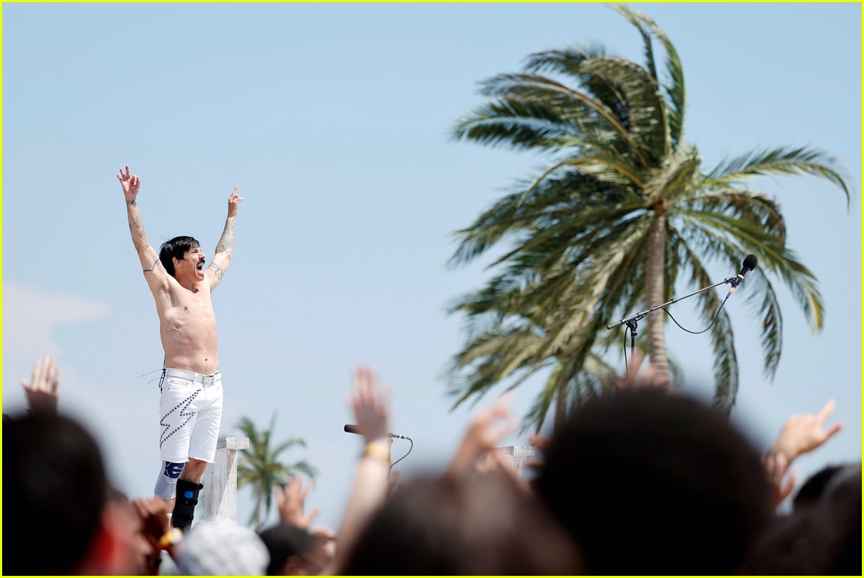 Snoop Dogg, Dr Dre & Red Hot Chili Peppers Perform Beachside During ...