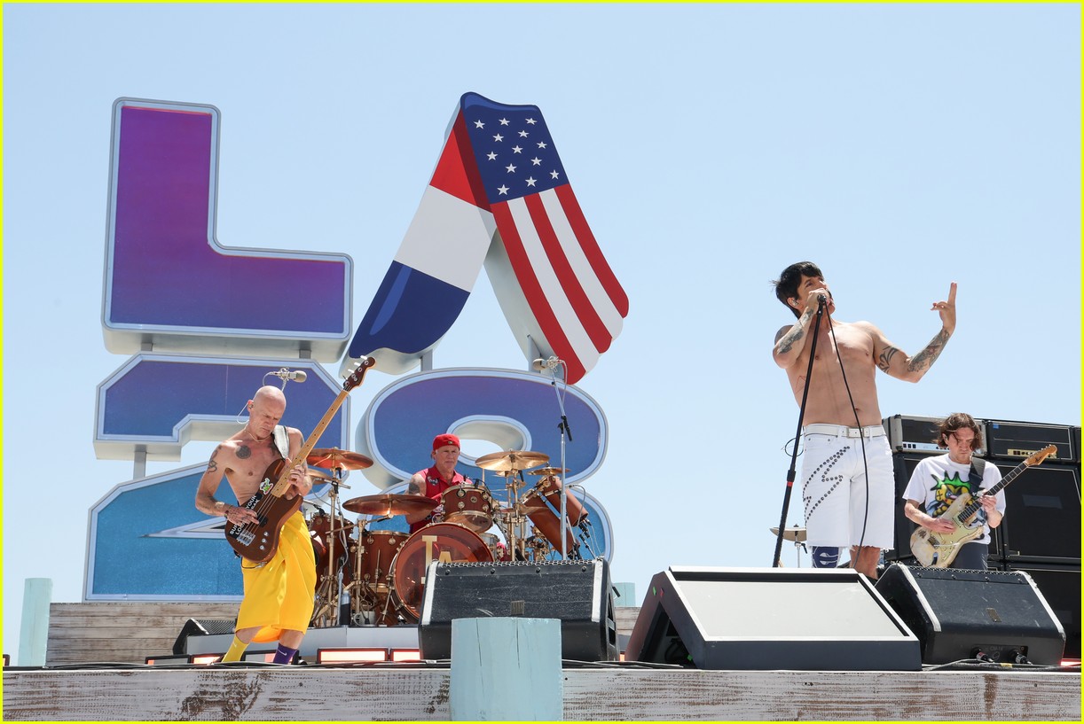 Snoop Dogg, Dr Dre & Red Hot Chili Peppers Perform Beachside During ...