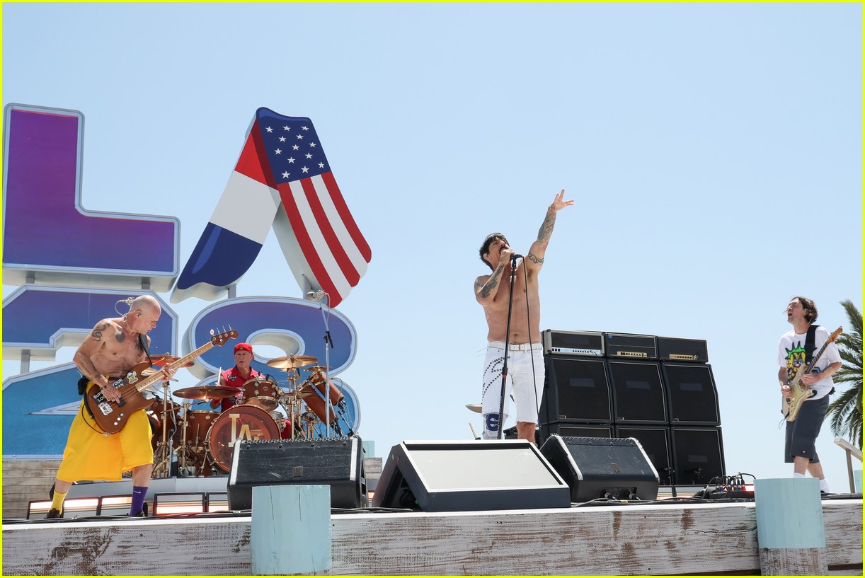 Snoop Dogg, Dr Dre & Red Hot Chili Peppers Perform Beachside During ...