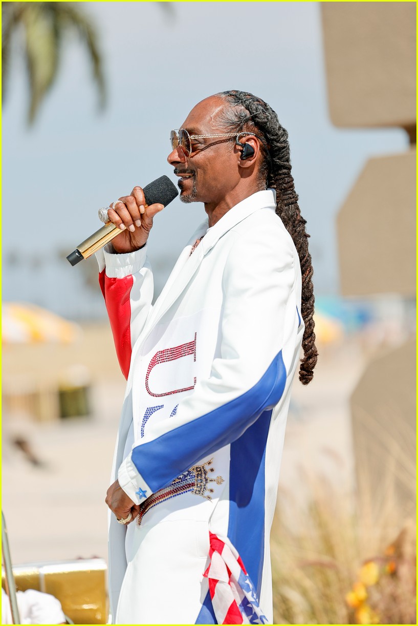 Snoop Dogg, Dr Dre & Red Hot Chili Peppers Perform Beachside During ...
