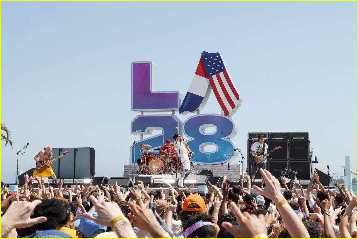 Snoop Dogg, Dr Dre & Red Hot Chili Peppers Perform Beachside During ...