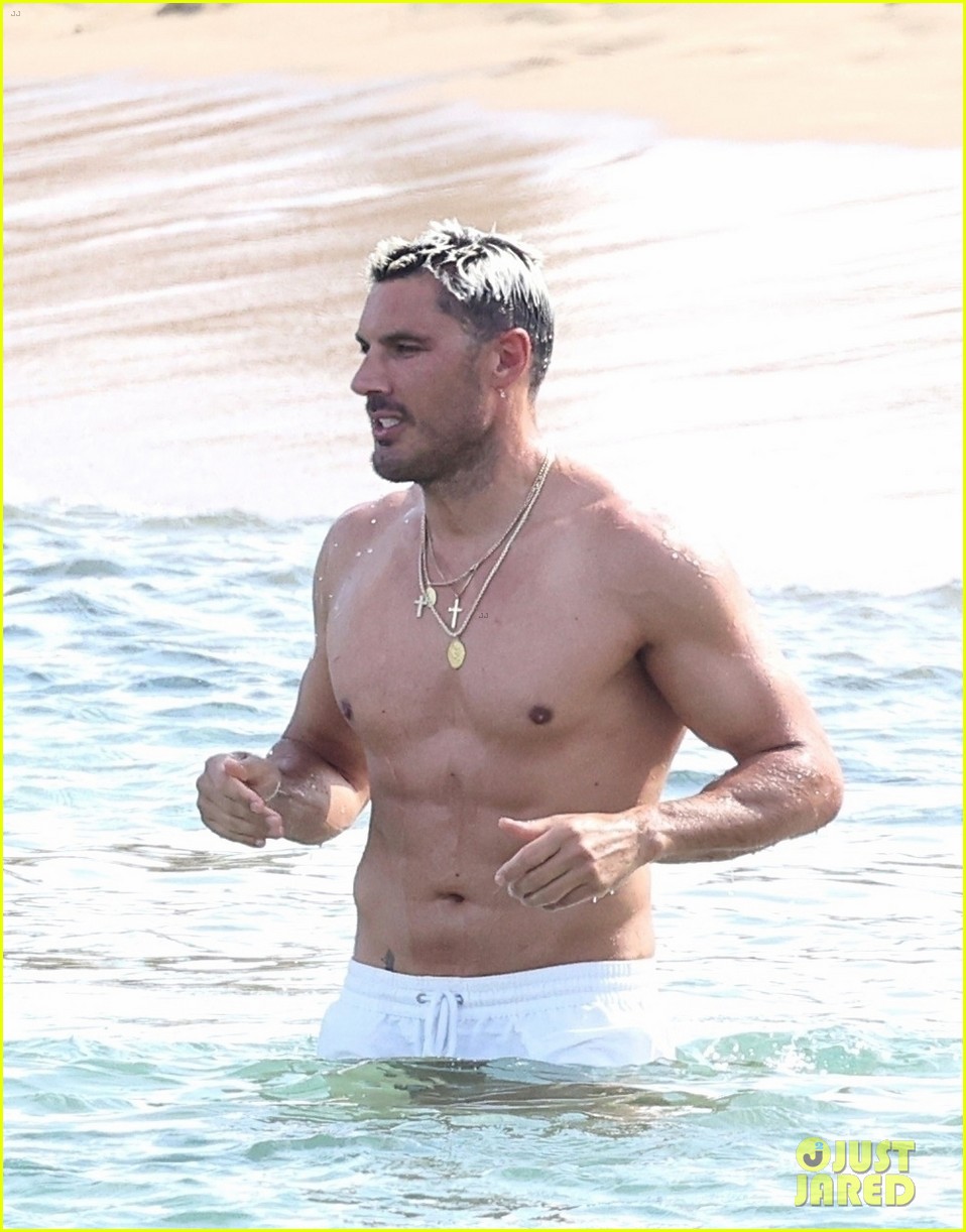 Chrishell Stause & Spouse G-Flip Hit the Beach with Shirtless Chris ...