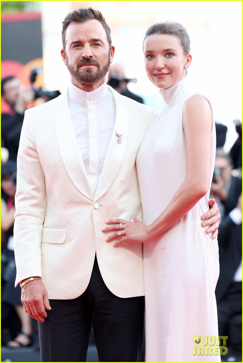 Justin Theroux & Girlfriend Nicole Brydon Bloom Match in White for ...