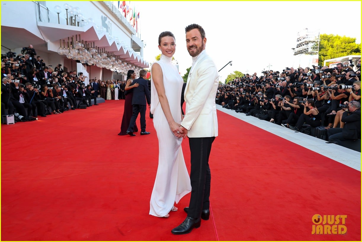 Justin Theroux & Girlfriend Nicole Brydon Bloom Match in White for ...