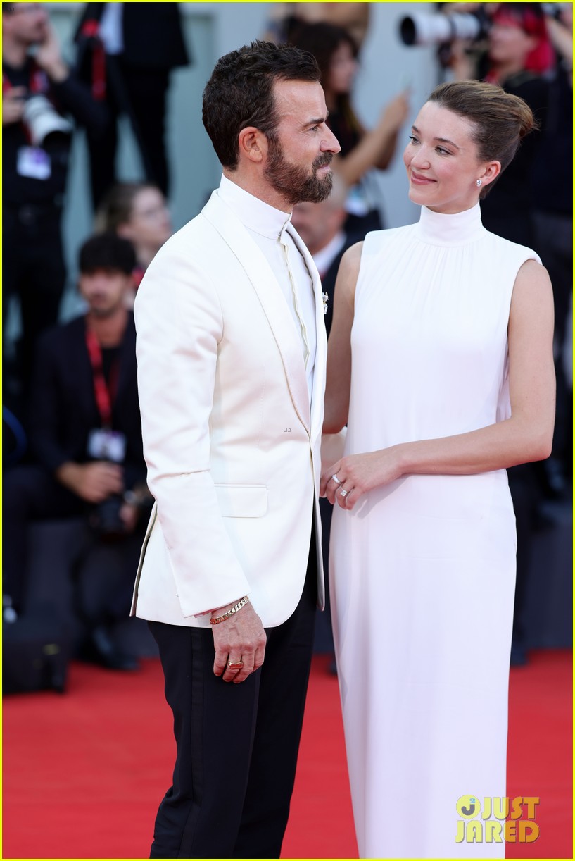 Justin Theroux & Girlfriend Nicole Brydon Bloom Match in White for ...