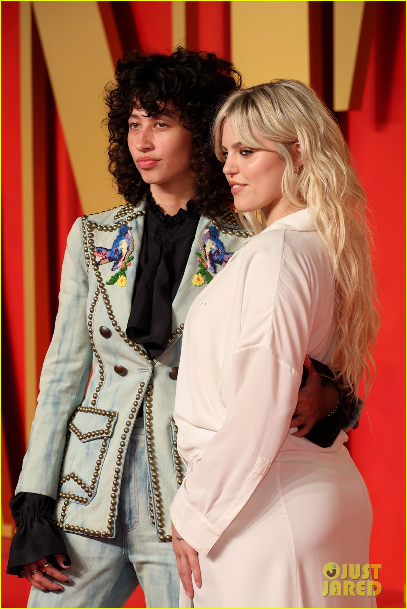 Towa Bird Reacts to Fans' Obsession Over Her Relationship With Renee ...