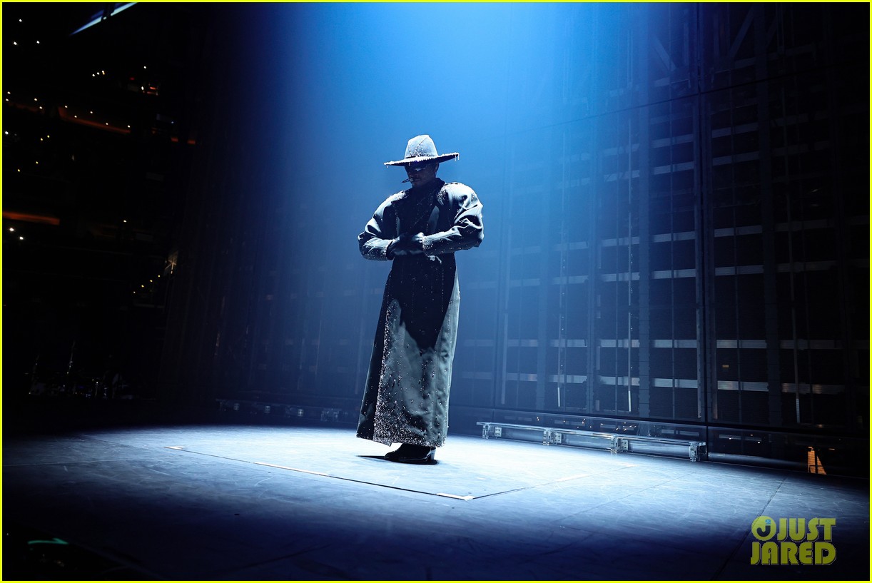 Usher Setlist Revealed for 2024 Past Present Future Tour After First ...