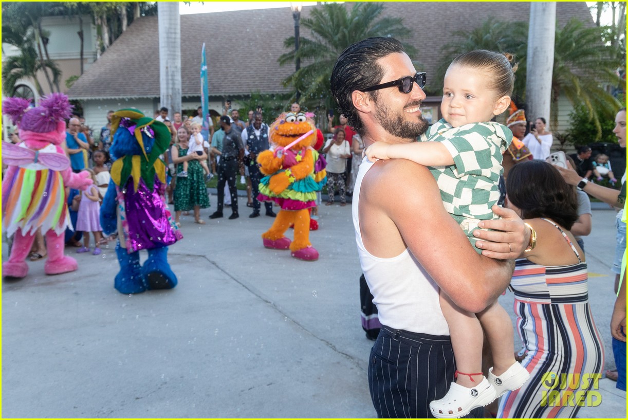 'DWTS' Couple Val Chmerkovskiy & Jenna Johnson Enjoy Family Time With ...