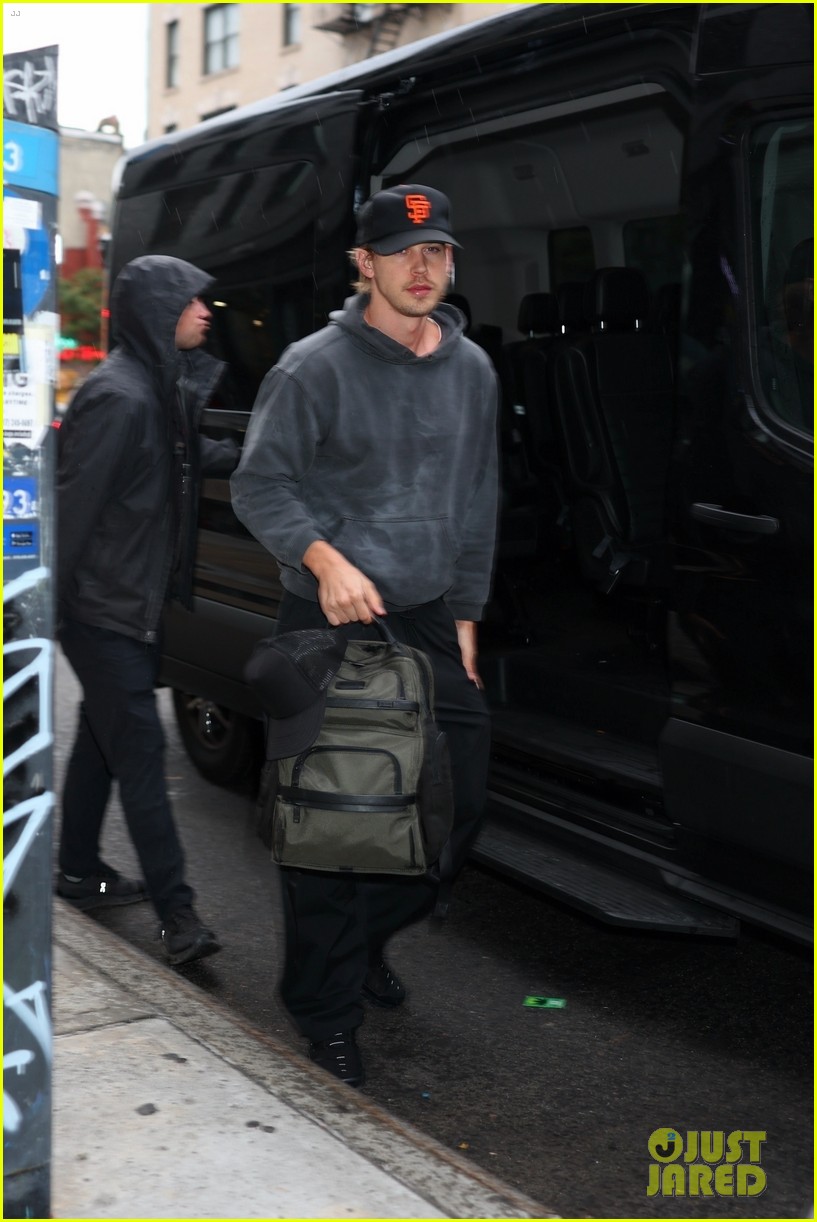 Austin Butler & Bad Bunny Get to Work on New Movie 'Caught Stealing ...