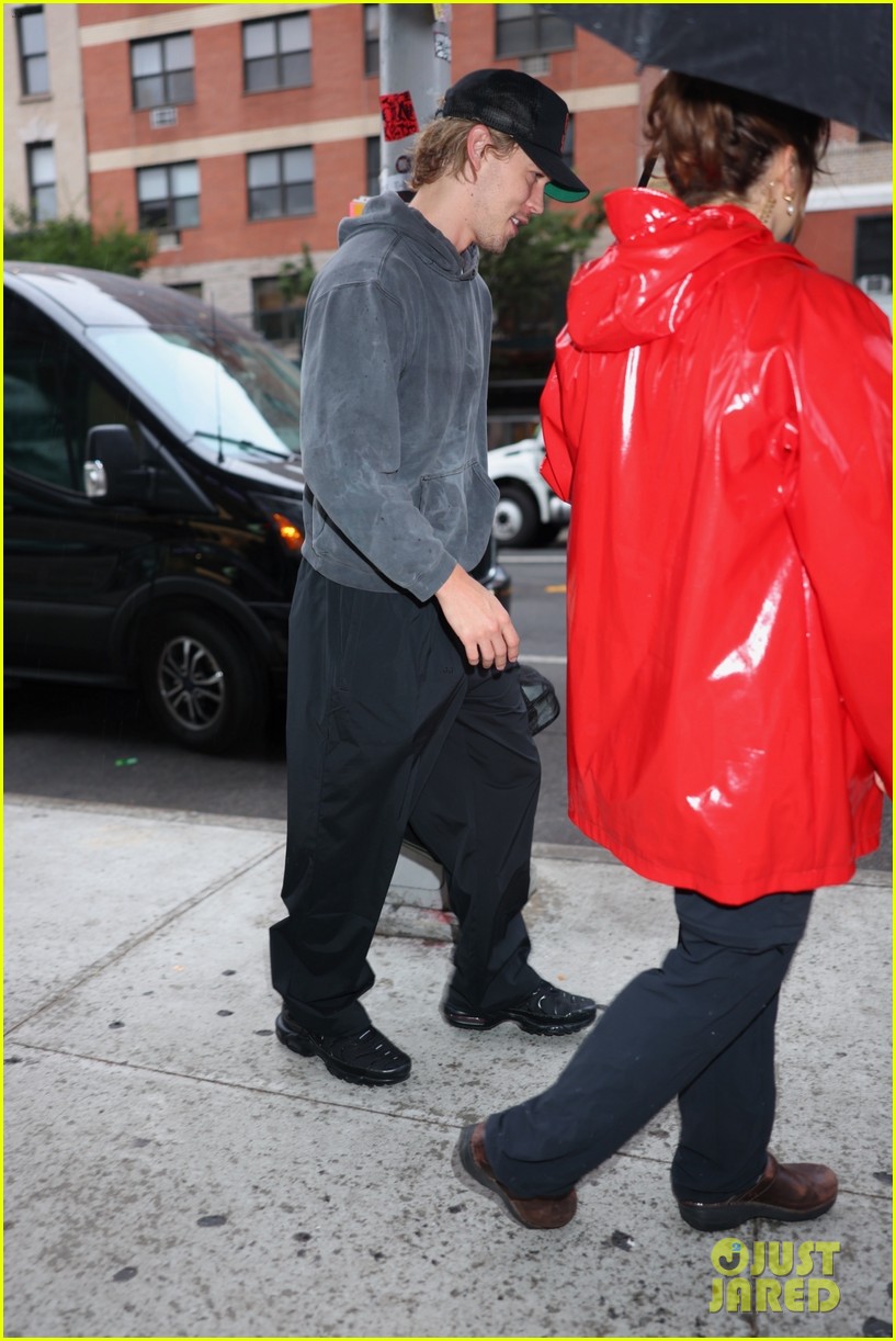 Austin Butler & Bad Bunny Get to Work on New Movie 'Caught Stealing ...