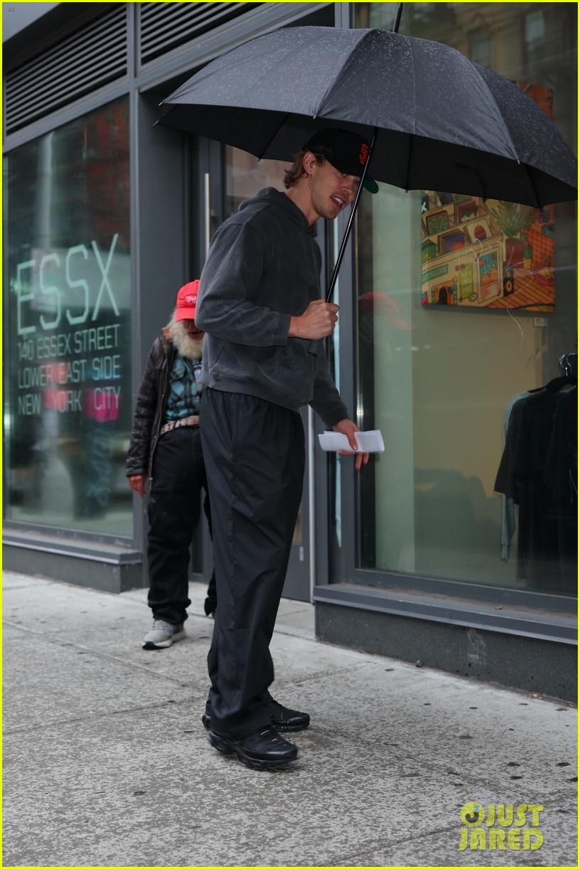 Austin Butler & Bad Bunny Get to Work on New Movie 'Caught Stealing ...