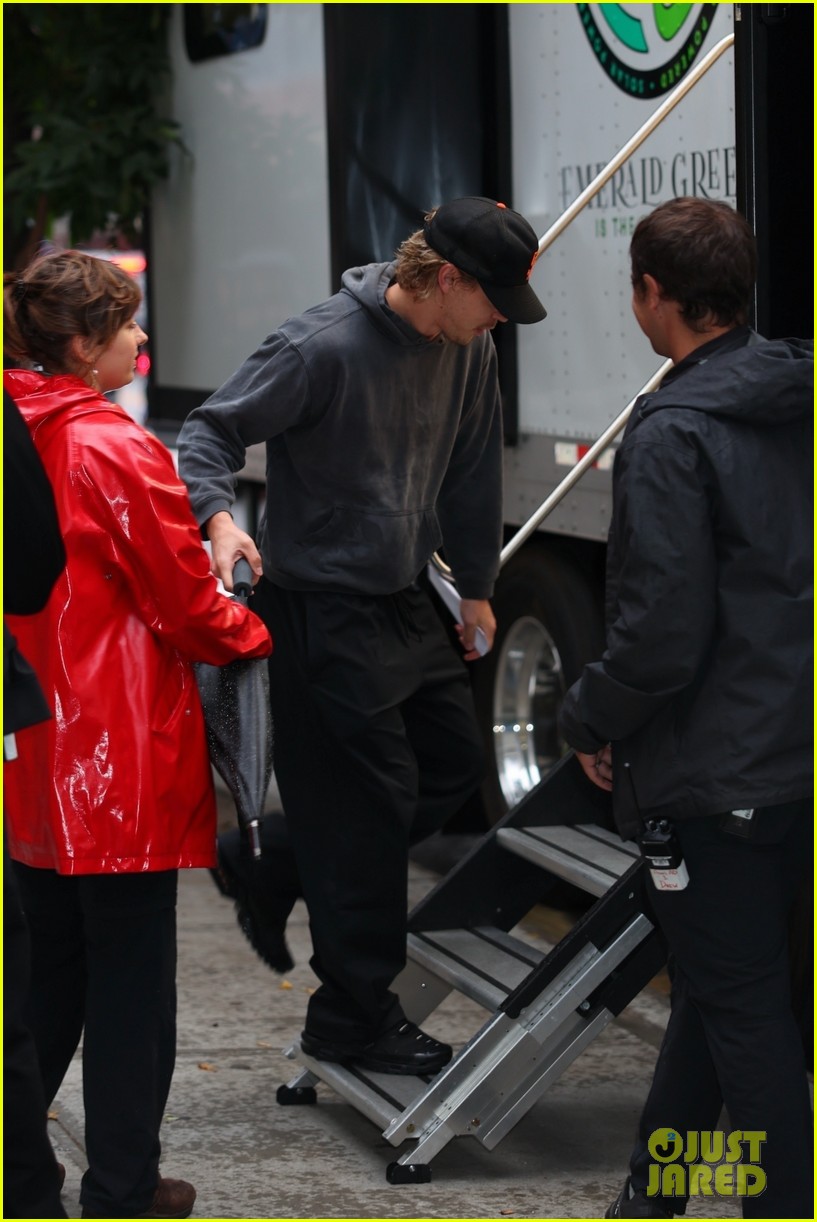 Austin Butler & Bad Bunny Get to Work on New Movie 'Caught Stealing ...