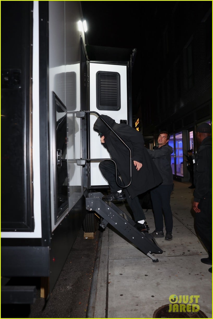 Austin Butler & Bad Bunny Get to Work on New Movie 'Caught Stealing ...