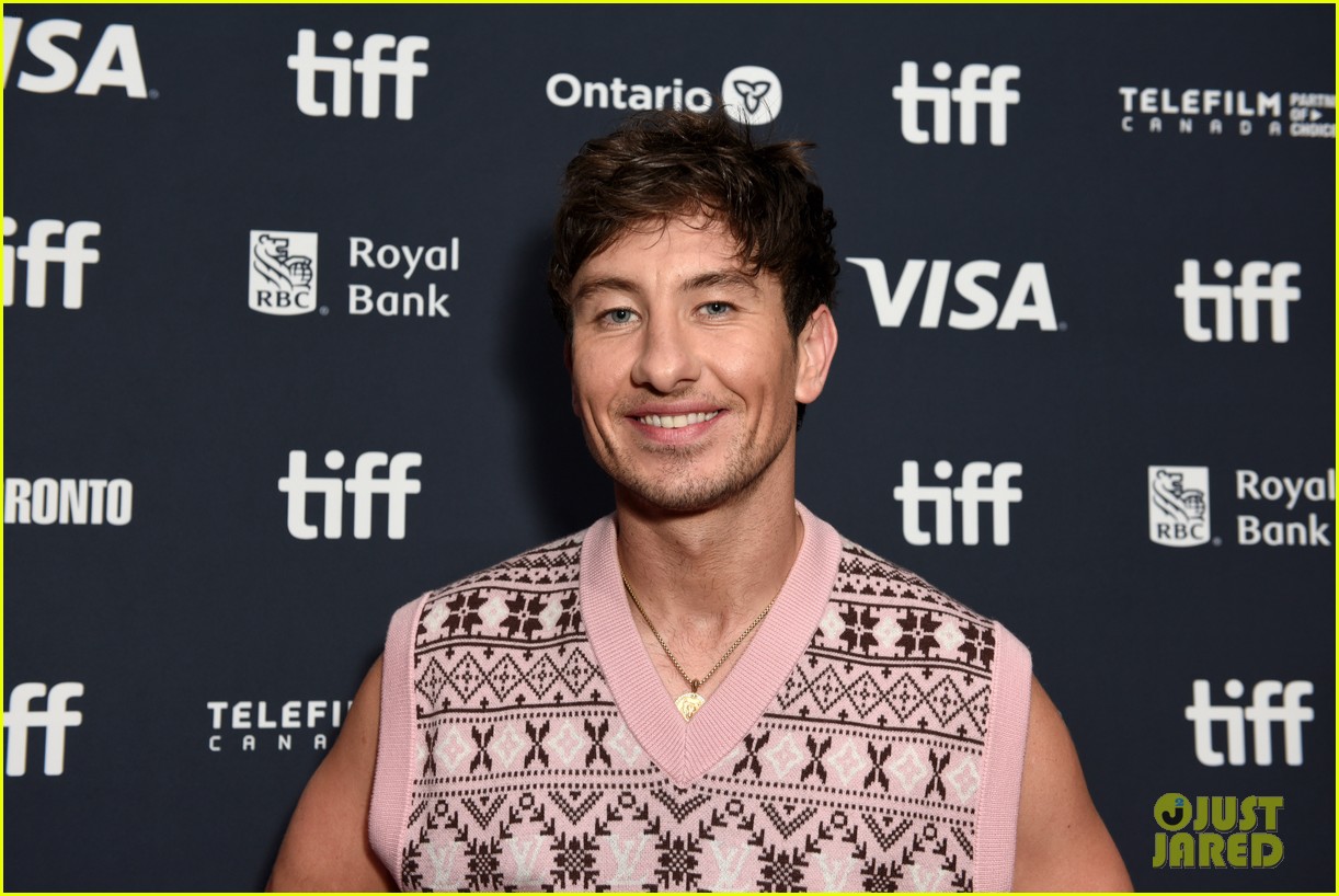 헐리우드 - 민소매 스웨터 입은 배리 키오건