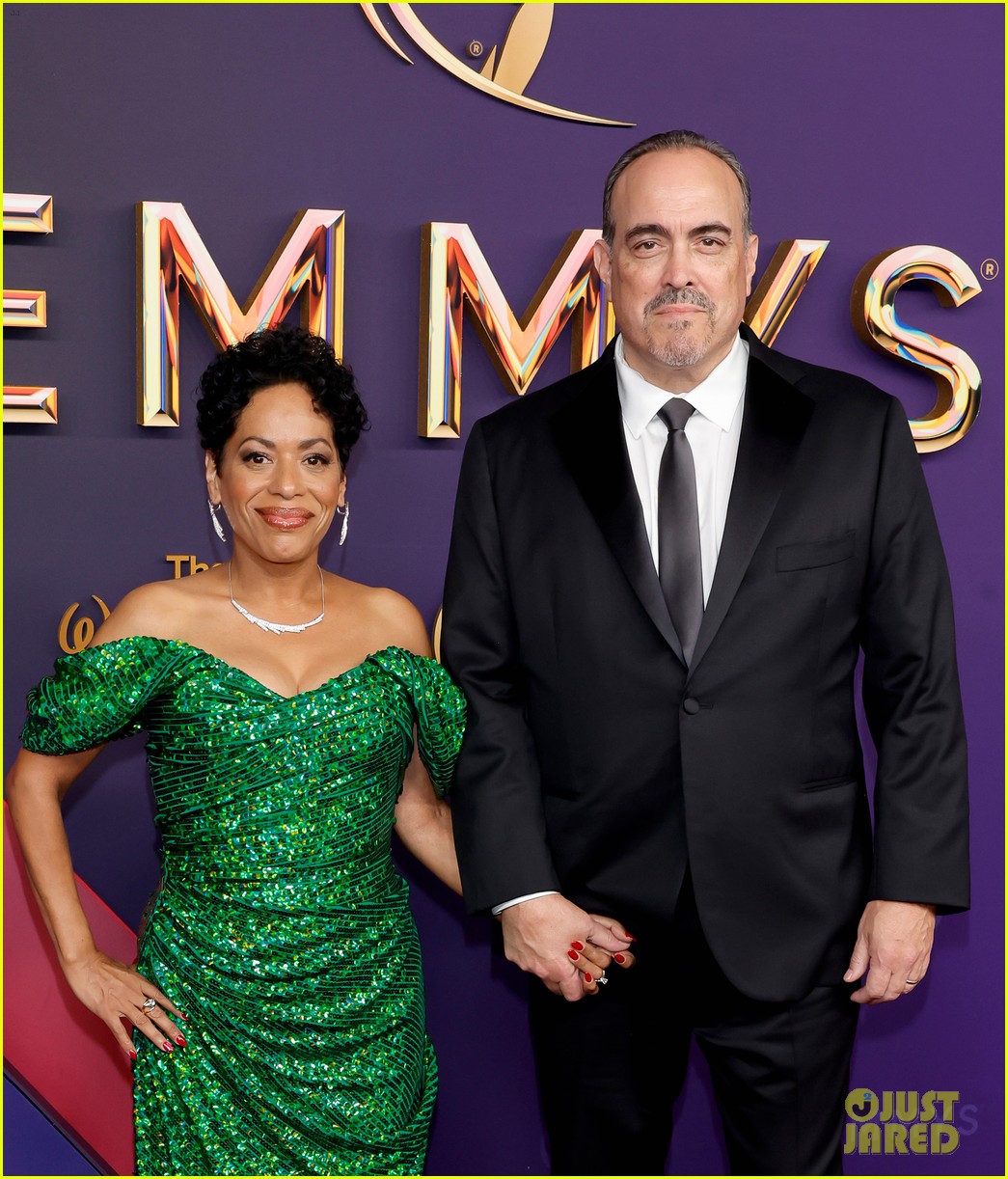 Jeremy Allen White, Ayo Edebiri, & Ebon Moss-Bachrach Bring 'The Bear ...