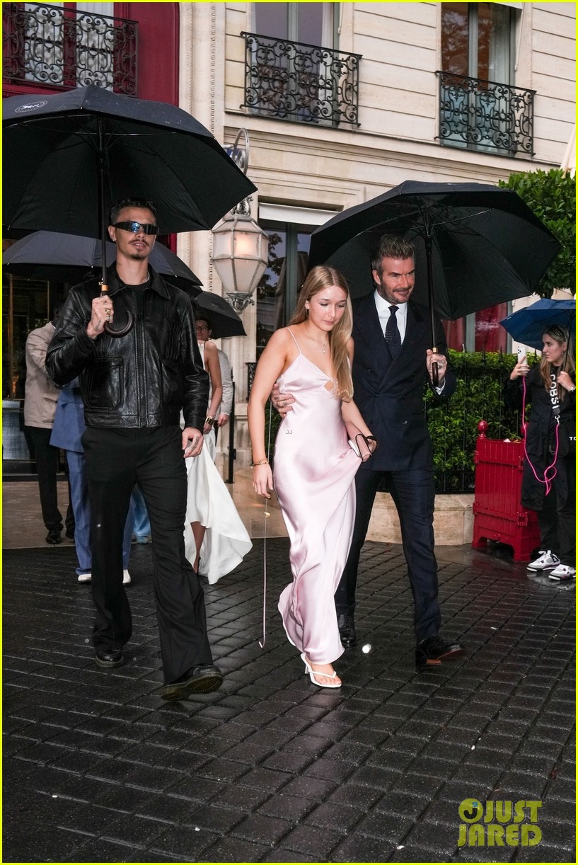 Victoria Beckham's Full Family, Including All 4 Kids, Support Her at ...