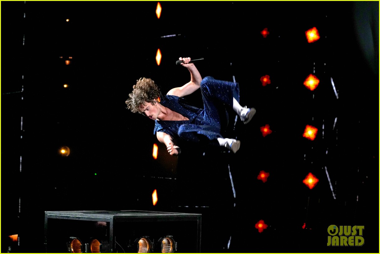 Benson Boone Wows the Crowd with Backflips During 'Beautiful Things ...