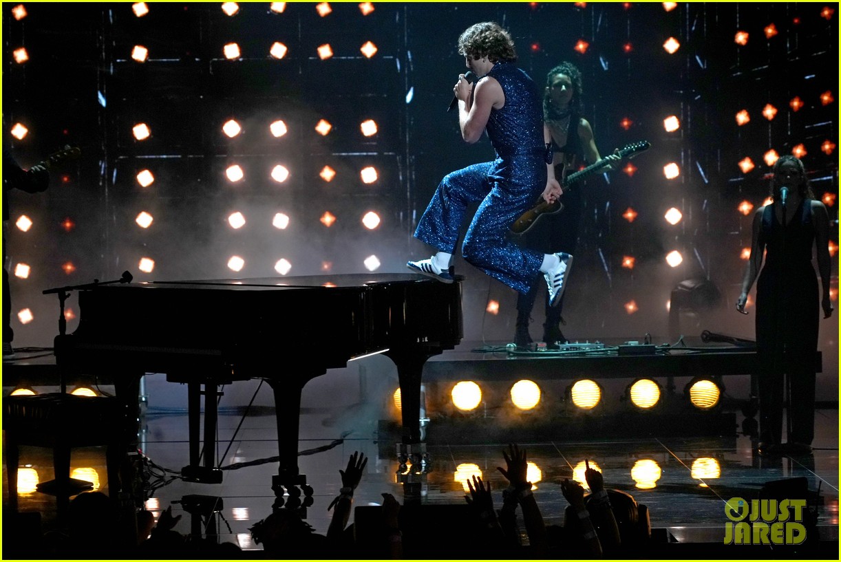 Benson Boone Wows the Crowd with Backflips During 'Beautiful Things ...