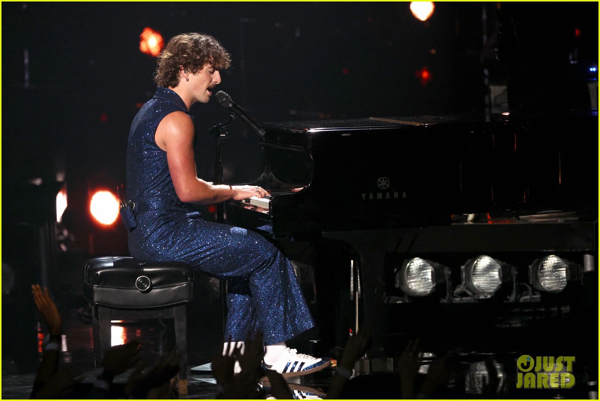 Benson Boone Wows the Crowd with Backflips During 'Beautiful Things ...