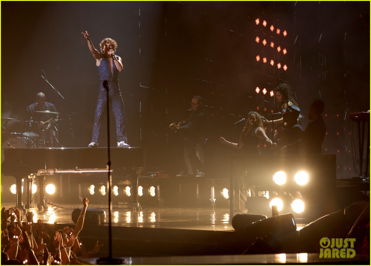 Benson Boone Wows the Crowd with Backflips During 'Beautiful Things ...