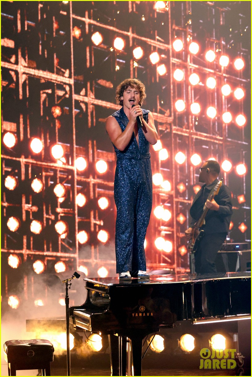 Benson Boone Wows the Crowd with Backflips During 'Beautiful Things ...