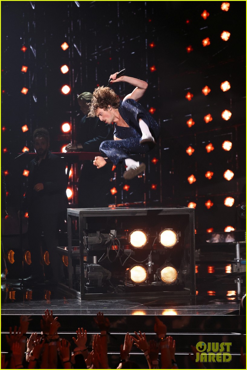 Benson Boone Wows the Crowd with Backflips During 'Beautiful Things ...